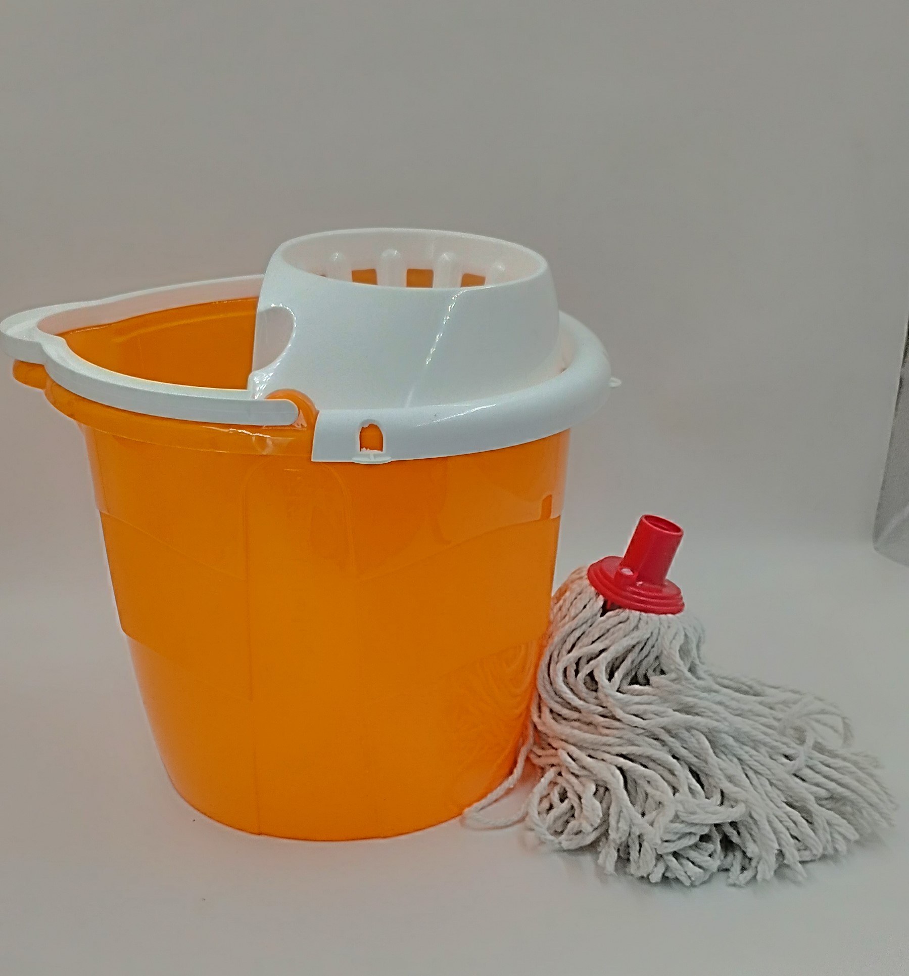 BALDE CON ESTRUJADOR 12 LITROS – Rolman